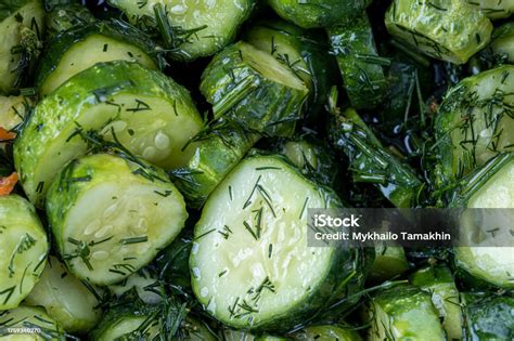 햄버거 탑 뷰를 위한 얇게 썬 딜 피클 허브와 향신료를 곁들인 절인 오이 건강한 생활방식에 대한 스톡 사진 및 기타 이미지 건강한 생활방식 건강한 식생활 계절