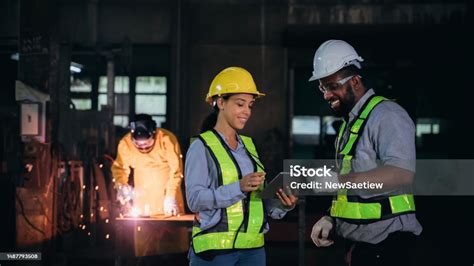 엔지니어가 공장에서 일하고 있습니다 기계의 준비 상태를 수리하고 검사하는 것을 돕는 작업자 기계 기술자가 오작동하는 열차