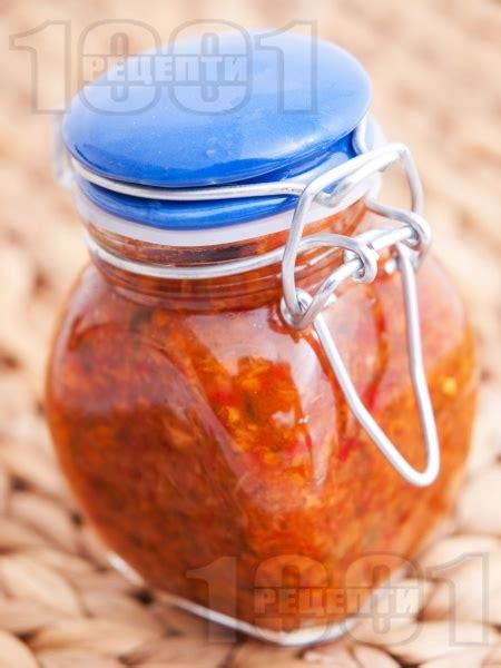 Лютивка от люти червени чушки чесън оцет и олио