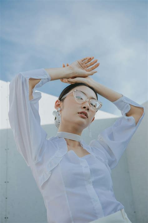 검은 선글라스를 쓴 흰색 긴 소매 셔츠를 입은 여자 사진 Unsplash의 무료 베트남 이미지