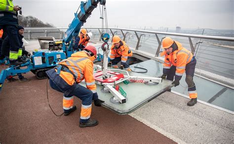 Скоро кияни знову зможуть прогулятися скляним мостом Вечірній Київ