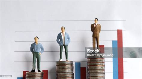 미니어처 사람들 그래프 앞 동전 더미에 서 서 사회는 부자와 가난한 사이 격차의 개념 3 명에 대한 스톡 사진 및 기타 이미지 3 명 가격 경제 Istock
