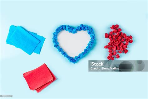 Diy와 아이의 창의력의 개념 단계별 지시 마음을 만드십시오 파란색 구겨진 종이로 붙여 넣은 4 단계 심장 템플릿 발렌타인 데이 공예 미세 한 운동 기술 0명에 대한 스톡