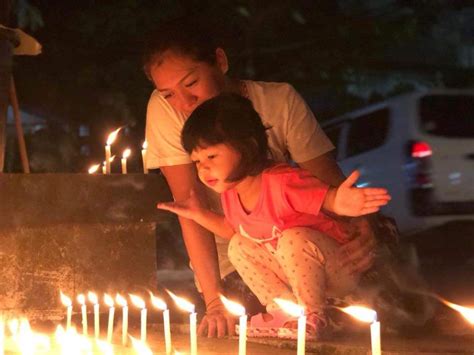 သီတင်းကျွတ်ပွဲတော် လပြည့်ညလေးမှာ ပျော်ပျော်ရွှင်ရွှင် ဆီမီးပူဇော်ခဲ့ကြတဲ့ သက်မွန်မြင့်တို့