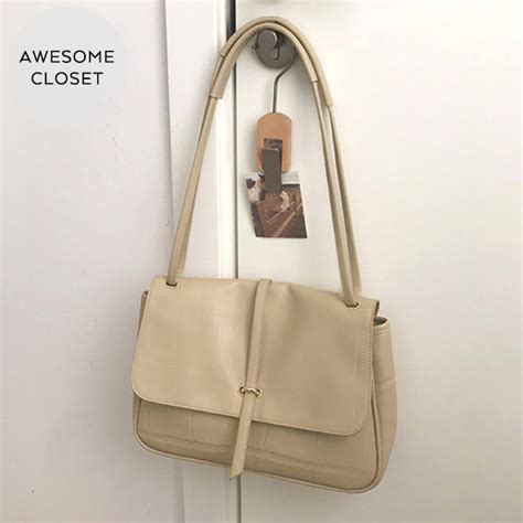 어썸클로젯 오츠 심플 데일리룩 스트랩 앞장식 숄더백 화이트블랙베이지