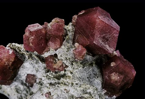 Garnet What Does The Crystal Do And How Do You Cleanse It The Us Sun