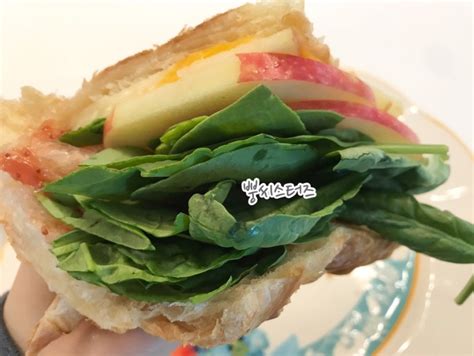 상큼한 크로아상 샌드위치