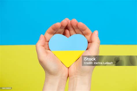 사람의 손에 우크라이나의 국기의 색상에 노란색 파란색 마음 텍스트장소 국가에 대한 사랑 헌법의 날과 독립기념일 우크라이나에 대한 스톡 사진 및 기타 이미지 Istock