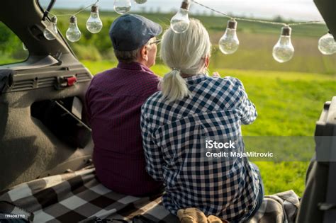 행복한 수석 부부는 야외에서 자신의 자동차 트렁크에 앉아 남자에 대한 스톡 사진 및 기타 이미지 남자 앉음 여름 Istock