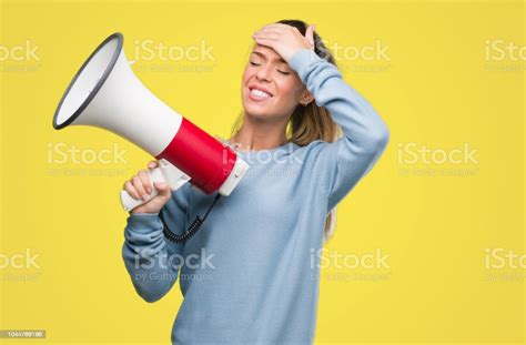 아름 다운 젊은 여 자가 머리에 손으로 압박 하는 확성기를 들고 충격 수치심과 깜짝 얼굴로 분노와 좌절 두려워 하 고 실수에 대 한 화가 감정에 대한 스톡 사진 및 기타