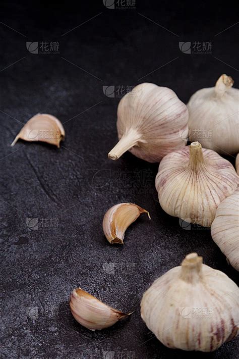 大蒜瓣在深色的背景上素材 花瓣网