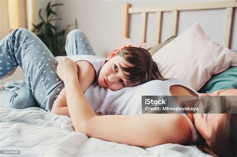 어머니와 자식 아들 침대에서 함께 자 고 아침에 일어나 나가 자 가정 생활에 대한 스톡 사진 및 기타 이미지 가정 생활 가족 감정 Istock