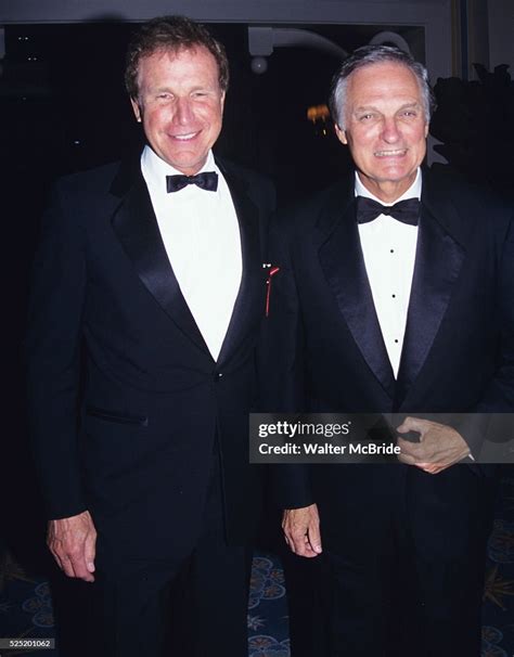 Wayne Rogers And Alan Alda M A S H Actor Gets Hollywood Star