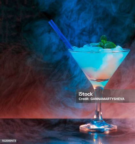 알콜 칵테일 극적인 인테리어 연기 보라색 마티니 얼음 민트 보라색에 대한 스톡 사진 및 기타 이미지 보라색 마티니 리큐르 Istock