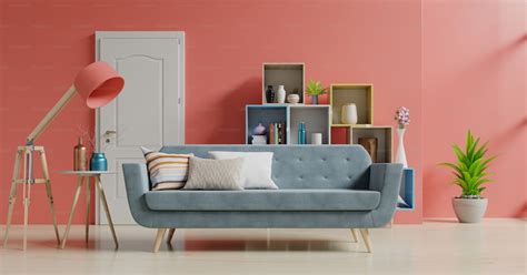 소파와 녹색 식물 램프 테이블 산호 색 벽 배경에 선반 3d 렌더링이 있는 빈 거실 사진 Unsplash의 사람 없음 이미지