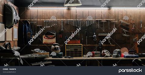 صحنه کارگاه ابزار قدیمی آویزان به دیوار در کارگاه قفسه ابزار در برابر