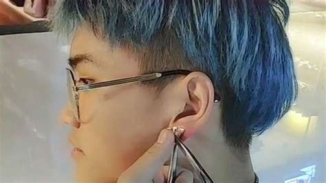 三个小哥哥来打耳洞看着好简单啊一点都不疼啊我都想打了 时尚 美妆美发 好看视频