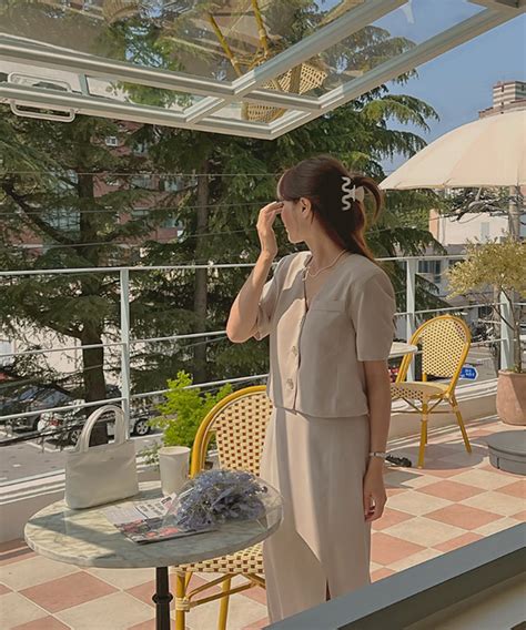 리리앤코 심플한 디자인의 스커트 트임 디테일로 포인트를 준 고급스러운 투피스 세트에요🖤🖤