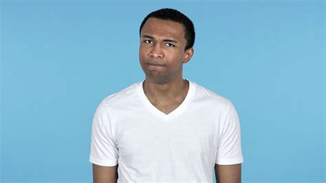 아프리카 남자에 고립 된 파란색 배경 거부 하는 머리를 흔들어 감소에 대한 스톡 사진 및 기타 이미지 감소 거절 경계 표지 Istock