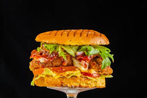 고기 베이컨 소시지 양상추 샴페인 파인애플과 토마토 소스와 치즈검은 어두운 배경에 고립 된 새로운 큰 햄버거 햄버거 0명에 대한 스톡 사진 및 기타 이미지 Istock