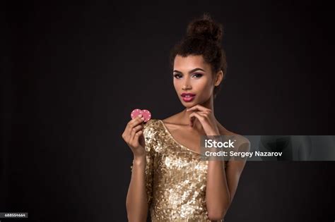 여자 우승고급 골드 드레스 들고 두 개의 빨간 칩 에이스의 포커 카드 조합에에서 젊은 여자 갈색 머리에 대한 스톡 사진 및 기타