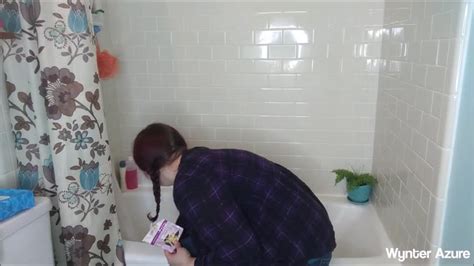 Wynter Azure Bath Fully Dressed In Jeans And Converse Manyvids