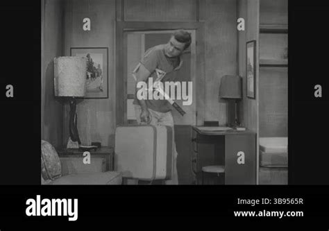 Usa 1961 In This Sit Com An American Man Shows His French Wife The