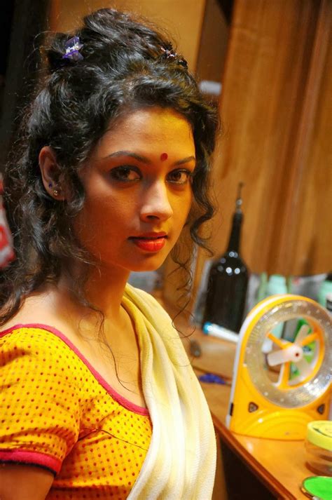 All Hotties Pooja Umashankar Hot In Saree