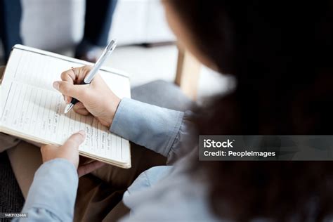심리학자 손 노트북 및 치료 상담 또는 심리학 상담에 대한 글쓰기 치료사 의료 전문가 또는 세션 환자 또는 고객 문제 검토에 메모가 있는 전문가 쓰기에 대한 스톡 사진 및