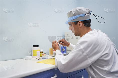 男性义齿，在车间修假牙。概念、医学——健康。专注于义齿