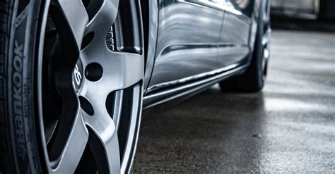 가장자리 건축 검은색 견인 고 대비 고무 고성능 교통 그레이 기하학 도로 도시 도시의 디자인 디테일 럭셔리 매끄러운 메릴랜드 주 메탈릭