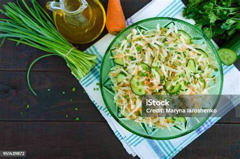 양배추 오이 당근 채소와 식이 샐러드 나무 테이블에 신선한 야채와 함께 달콤한 봄 샐러드 적절 한 영양입니다 갈기갈기 찢어진에 대한 스톡 사진 및 기타 이미지 Istock