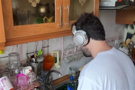 ببینید شاهکار پسر ایرانی؛ هنرنمایی پای سینک ظرفشویی با آهنگ بهنام