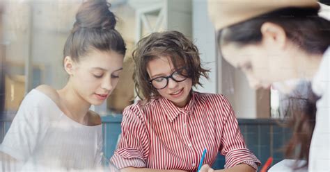 대학 과목 중 하나에 대한 창의적인 프로젝트를 진행하면서 아이디어에 대해 메모하는 세 명의 여대생 사진 Unsplash의 학생 이미지