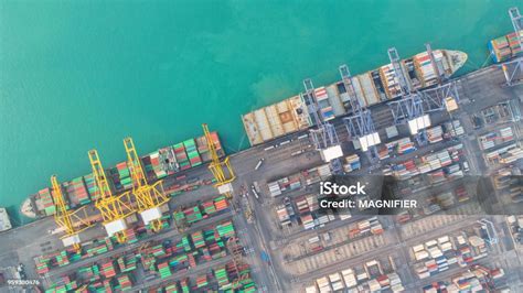 컨테이너 내보내기 및 가져오기 사업과 물류 배 크레인에 의해 항구 화물 배송 전송 국제 물 조감도 및 평면도 0명에 대한 스톡