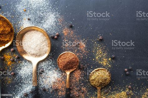 검은색 테이블 배경에 다양한 향신료와 허브가 있으며 텍스트 또는 레이블을 위한 빈 공간이 있습니다 위에서 본 모습 플랫 레이 0명에 대한 스톡 사진 및 기타 이미지 Istock