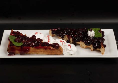 Гофрета с домашно сладко по избор и пухкава сметана Bacardi Club Dobrich