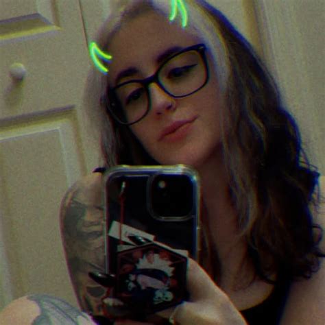 𝓑𝓮𝓬𝓬𝓪 𝔀𝓮𝓵𝓬𝓸𝓶𝓮 𝓽𝓸 𝓶𝔂 𝓑𝓸𝓸𝓴𝓼𝓽𝓪 Beccasbigbookshelf • Threads Say More