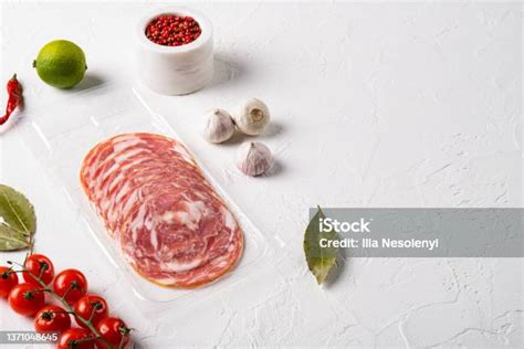 텍스트를위한 복사 공간이있는 흰색 돌 테이블 배경에 드라이 훈제 소시지 팩 델리카트슨에 대한 스톡 사진 및 기타 이미지 델리카트슨 흰색 배경 0명 Istock