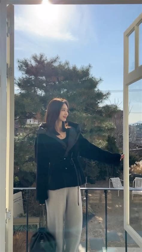 김민희 당연히 밀크티베이지로 밀어야지 생각했는데 입어보니 블랙이 또 왜이리 예쁜지🤪 ️ 컬러 결정 되셨나요 사진영상으로 질감이 잘 보이시려나 모르겠어요 ️이번