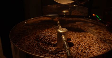 실내 갈다 갈색 갓 구운 구리 구이 기계 굽는 사람 금속 기계 꾸미다양조하다 냄새 라떼 로스팅 맛 미식가 커피 바리스타 반짝반짝 빛나는