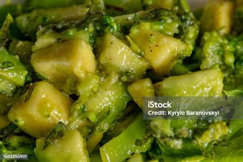 아보카도 파프리카 및 다양한 토마토의 모듬 야채 타르타르가 피타 빵 조각 옆의 상추 잎에 놓여 있습니다 음식은 대리석 표면의