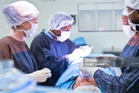 병원 응급실에서 조명 환자를 수술하는 외과 의사 팀 간호사에 대한 스톡 사진 및 기타 이미지 간호사 건강관리와 의술 긴급