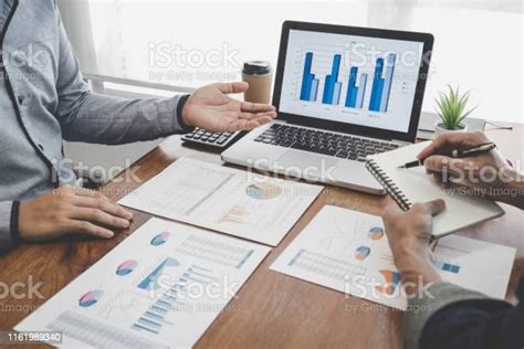 비즈니스 캐주얼 매니저 발표 및 회사 성장 프로젝트 성공 재무 통계 전문 투자자 작업 시작 프로젝트 와 문서와 함께 토론 계획에 대한 스톡 사진 및 기타 이미지 Istock