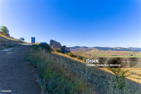 바위가 많은 언덕으로 이어지는 비포장 도로 멀리서 농작물 밭이 있는 넓은 산책로가 보입니다 0명에 대한 스톡 사진 및 기타 이미지 Istock