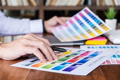 남성 창조적인 그래픽 디자이너 색상 선택에서 작업 하 고 작업 도구 및 액세서리와 함께 직장에서 그래픽 태블릿에 그림의 이미지 Cmyk에 대한 스톡 사진 및 기타 이미지