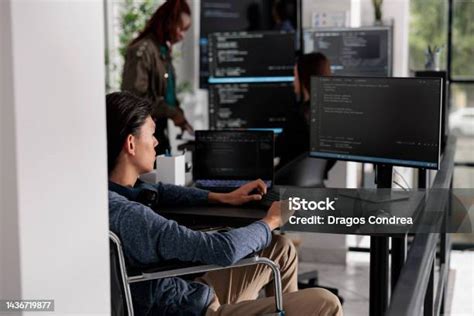 아시아 장애인 소프트웨어 개발자 입력 프로그래밍 언어 3 명에 대한 스톡 사진 및 기타 이미지 3 명 Html 개발 Istock