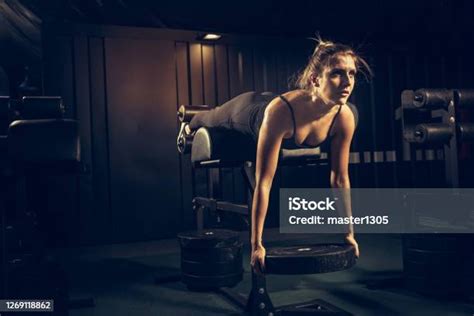 여자 선수는 체육관에서 열심히 훈련 피트니스와 건강한 삶의 개념 스포츠에 대한 스톡 사진 및 기타 이미지 스포츠 20 24세 강사 Istock