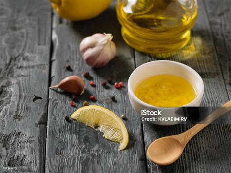 마늘과 레몬 나무 테이블에 흰 그릇에 올리브 오일 다이어트 샐러드 드레싱 0명에 대한 스톡 사진 및 기타 이미지 0명 그릇 노랑 Istock