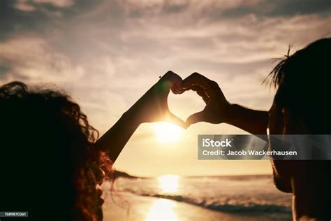 마음의 손을 가진 사람들 해변의 일몰 사랑과 로맨스 사인이 있는 실루엣 여행과 야외 자연 속의 건강 지원과 헌신 신뢰와 바다를